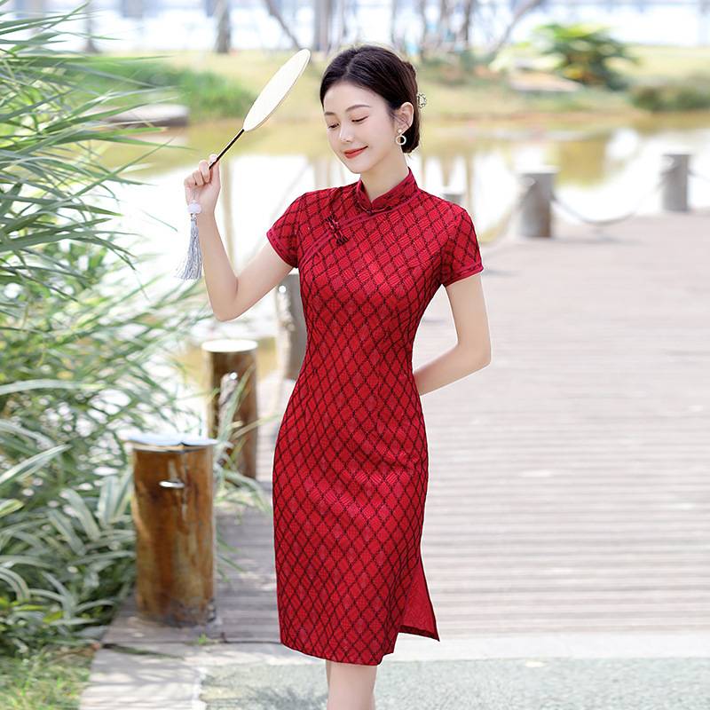 Hangzhou Vintage Lace Midi Cheongsam