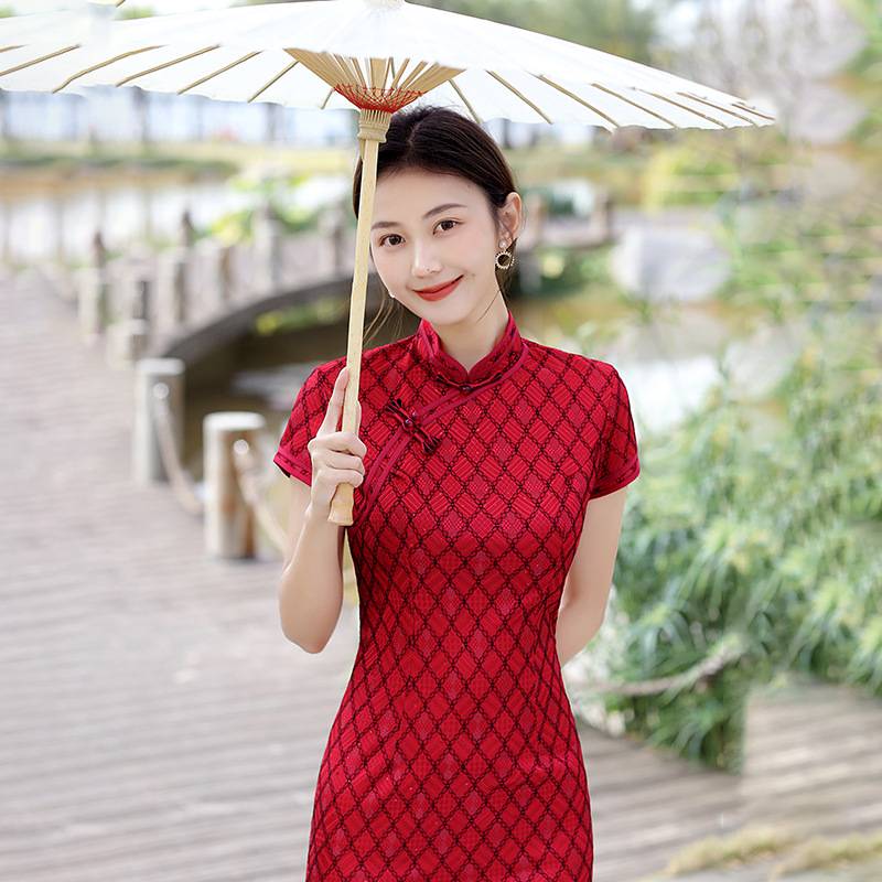Hangzhou Vintage Lace Midi Cheongsam