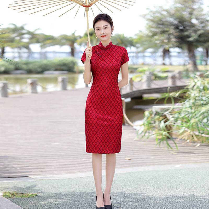 Hangzhou Vintage Lace Midi Cheongsam